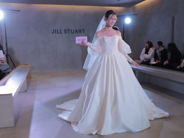 【展示会レポ】2023年12月新作KURAUDIA（クラウディア）でJILL STUARTの新作をチェック！ - DRESSY【公式】ウェディングドレス・ファッション・エンタメニュース ...