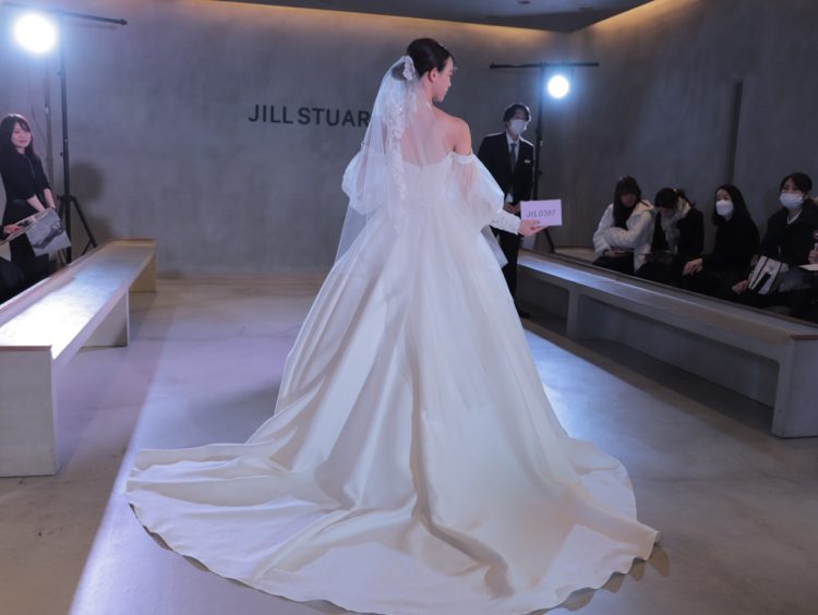 【展示会レポ】2023年12月新作KURAUDIA（クラウディア）でJILL STUARTの新作をチェック！ - DRESSY【公式】ウェディングドレス・ファッション・エンタメニュース ...